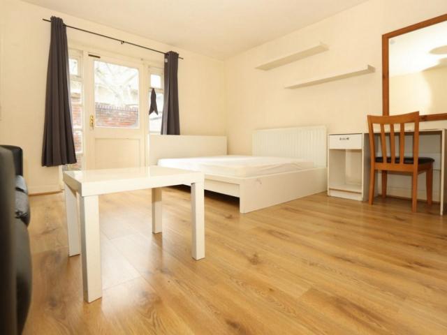 Large double bedroom in Poplar Has a Room
