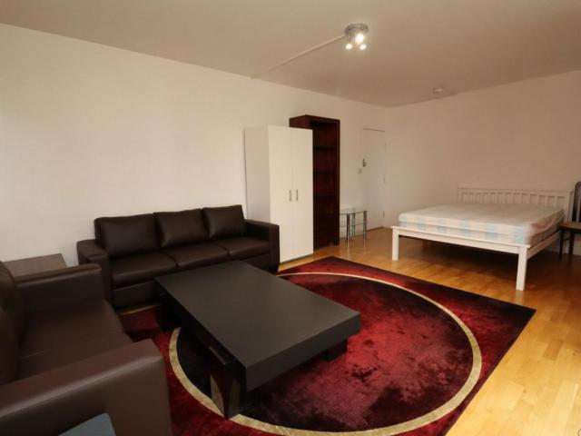 Large double bedroom near Southern Park Has a Room
