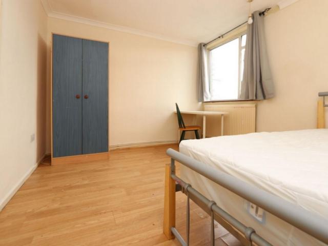 Large double bedroom near the Wanstead tube Has a Room