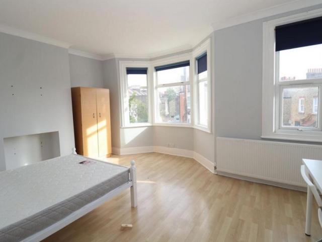 Large double bedroom near University Hospital Lewisham Has a Room