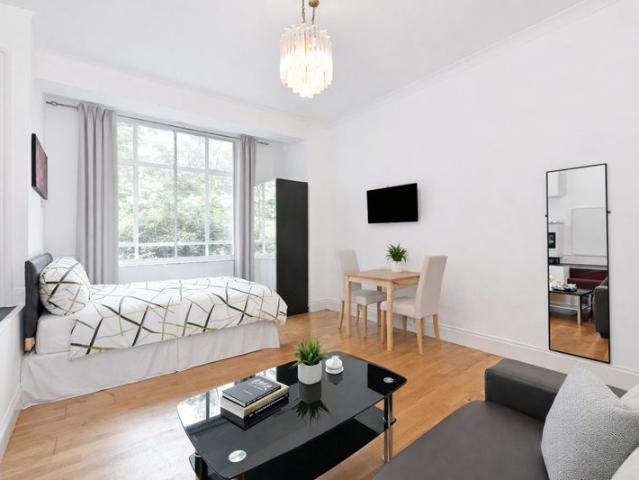 Large Double studio Short stay Summer SW5