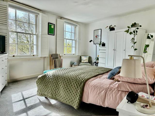 Large Double Room – 30 seconds to Oval tube