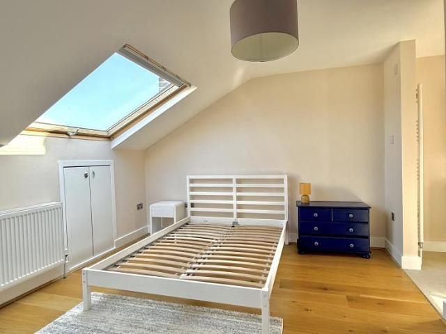 Large double room with ensuite & dedicated study!