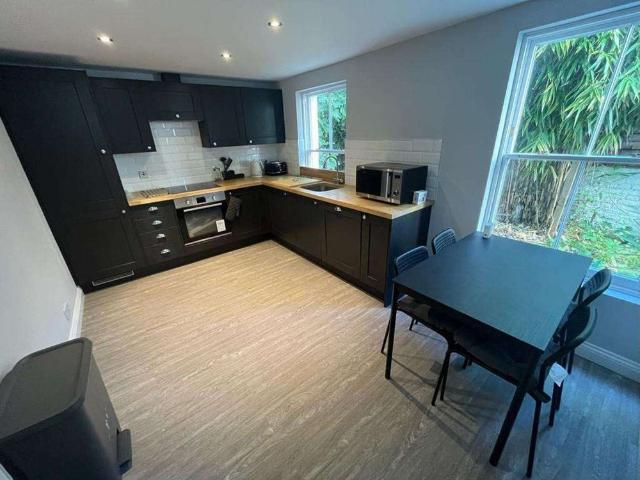 Large Double Room Available in Chatham Room 6