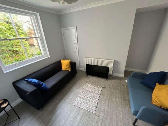 Large Double Room Available in Chatham Room 6