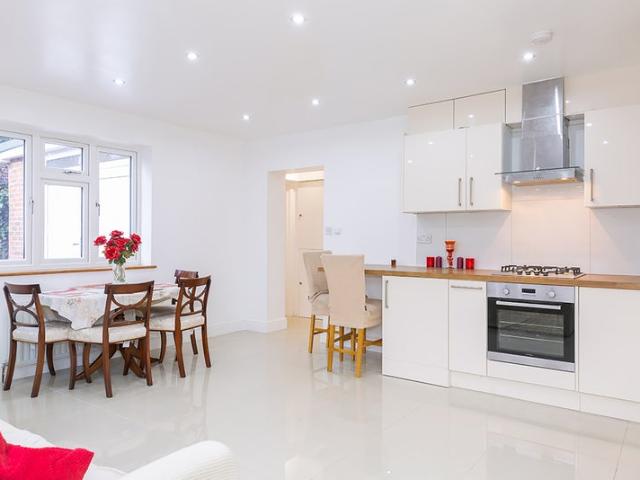Large Double Room in a Shared House, KT7