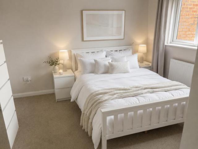Large Double Room in Convenient Location