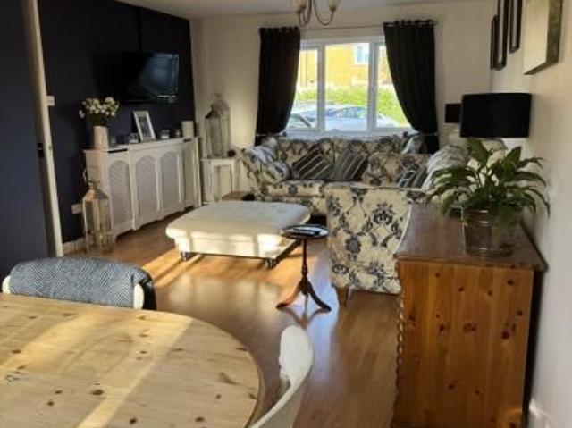 Large Double Room in Convenient Location
