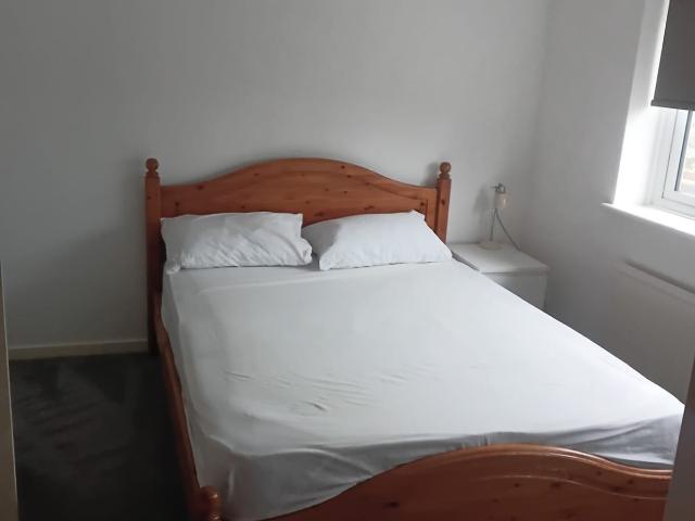 Large Double Room near Crawley Train Station