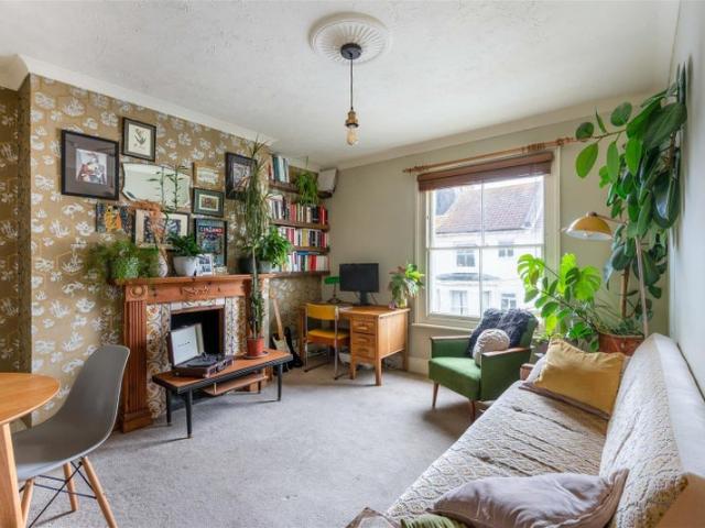 Large double rooms available in a spacious 2 bed