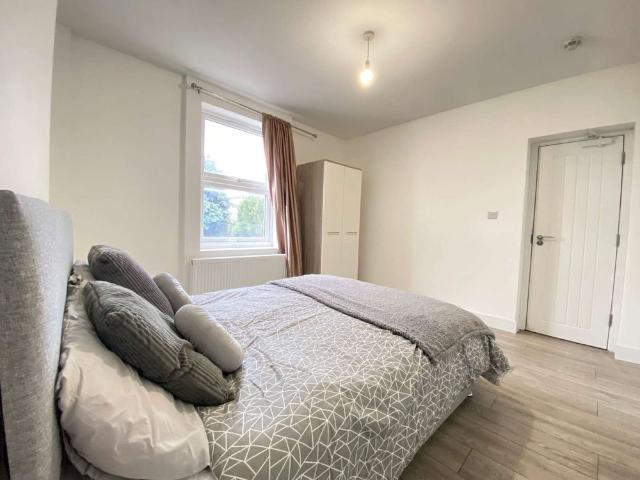 Large Double Rooms available in Gravesend! Room 5
