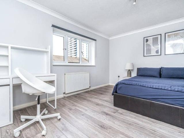 Large en suit double room available