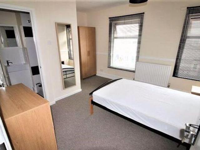 Large En suite Double Room To Let, With All Bills Included, 1 Bedroom House
