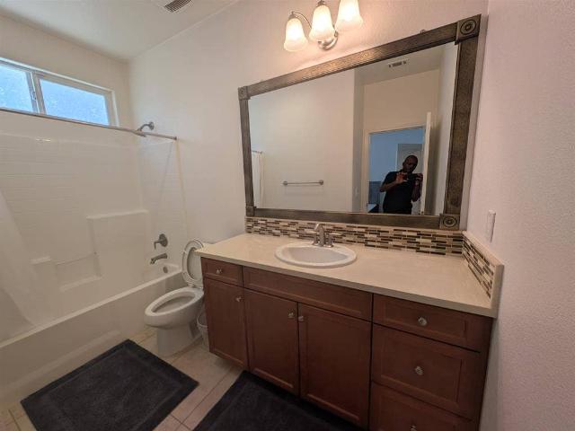 Large en suite room for rent