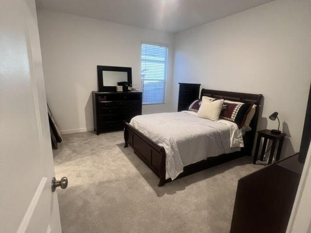 Large en suite room in new house Gym/Pools/Trails