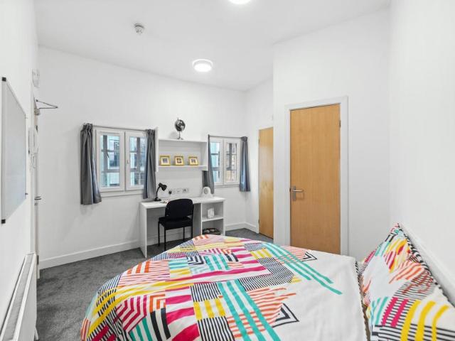 Large Ensuite Room Available Now Student Only!