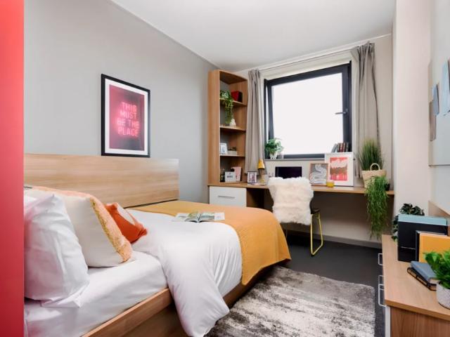 Large Ensuite: Two Bed Flat