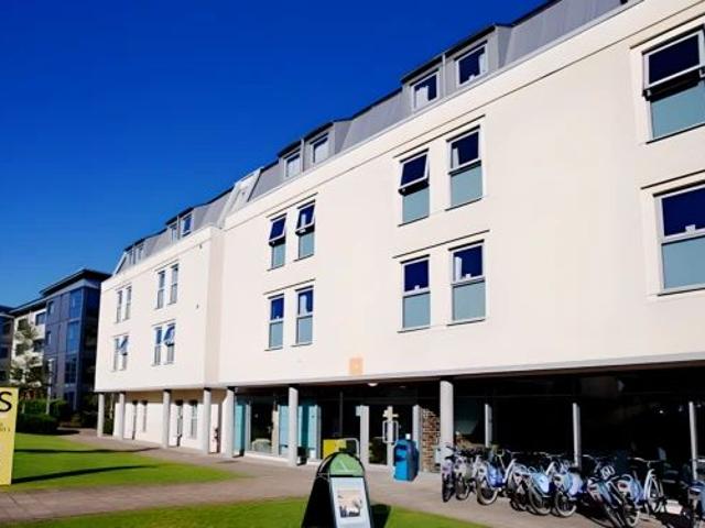 Large Ensuite: Three Bed Flat