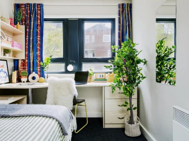 Large Ensuite: Three Bed Flat