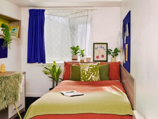 Large Ensuite: Three Bed Flat