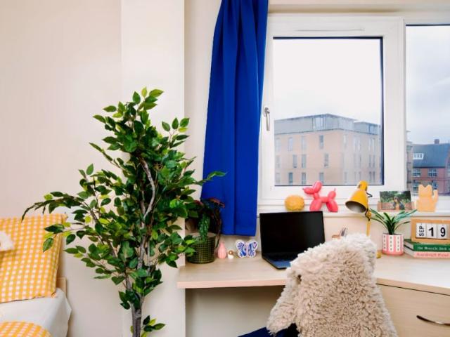 Large Ensuite: Three Bed Flat