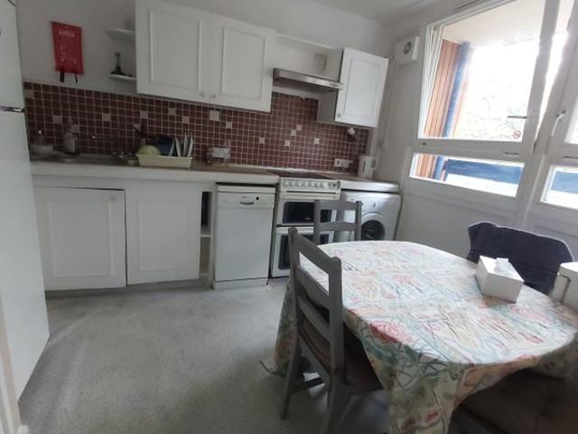 Large Flat * 4 Beds * OVAL Tube Zone 1/2