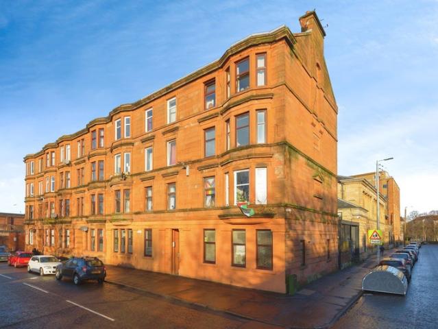 Large fully funrnished 2 or 3 bedroom flat