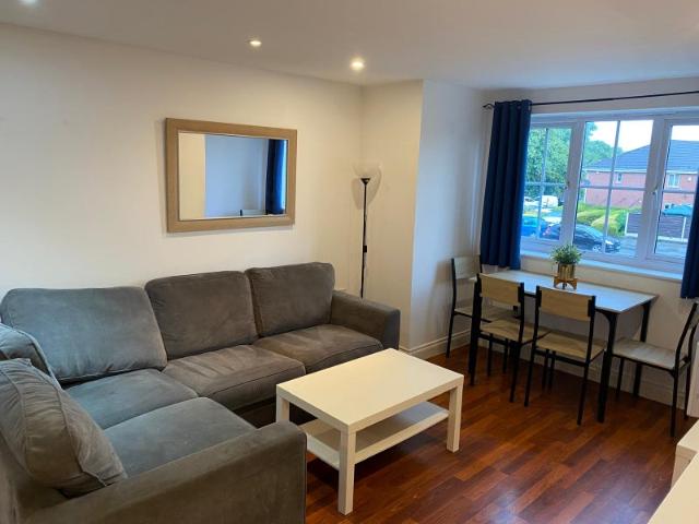 Large Furnished 2bed flat in Belle Vue