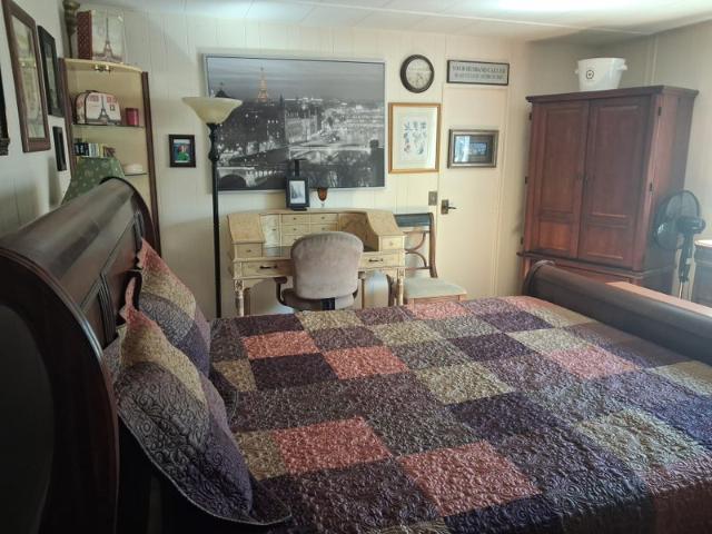 Large Furnished Master Suite in nice, quiet home