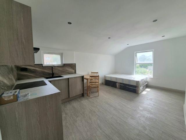 Large, furnished Studio flat in Hendon, Station Rd
