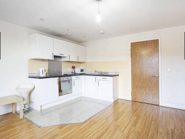 Large, Furnished Studio Flat in Hendon