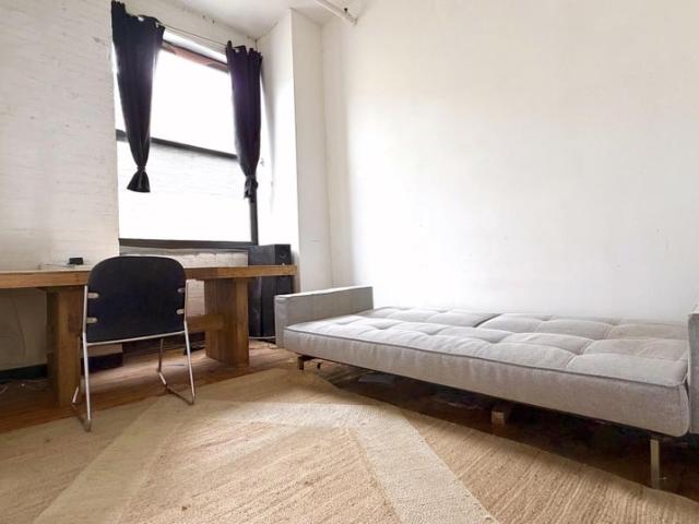 Large furnished RM in Bushwick, E Williamsburg