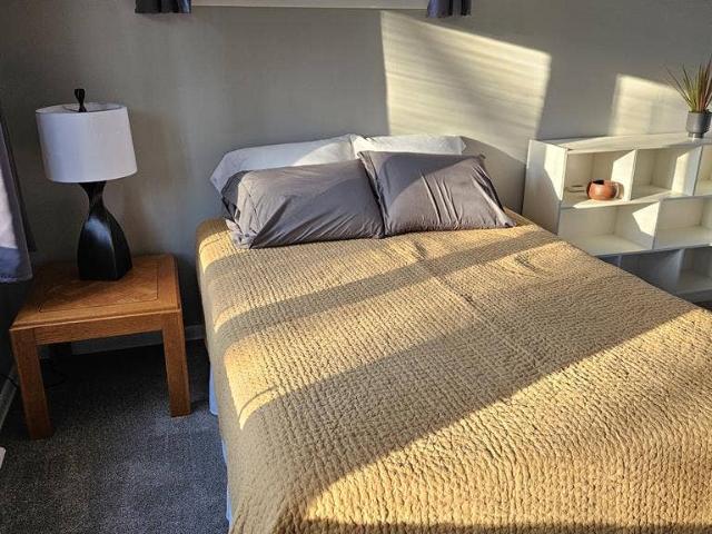 Large furnished room w/lounge area