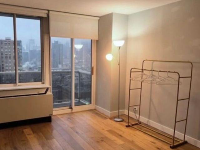 Large Hell’s Kitchen room with en suite bathroom