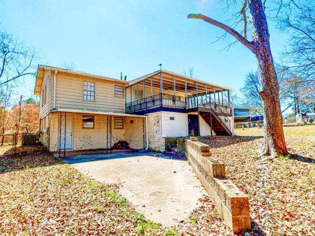 Large Home with Spacious Enclosed Patio, 5 min wal