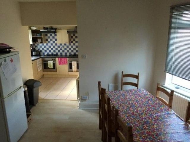 Large house 5 mins from Uni