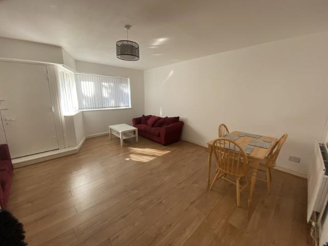 Large M1 Stunning 3 Bed House Recently Renovated