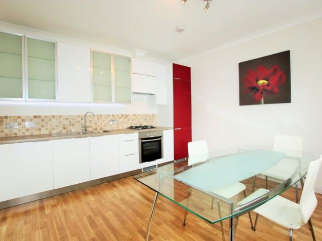 Large modern 3 bed duplex flat in Hendon central