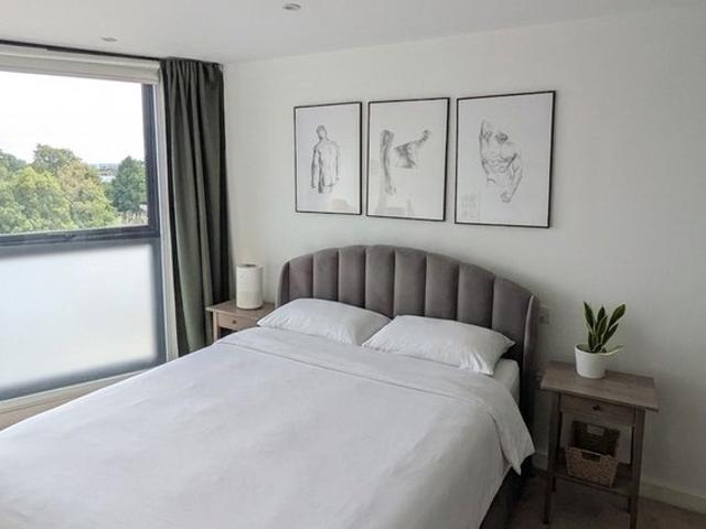 Large Modern 1 Bed with Balcony