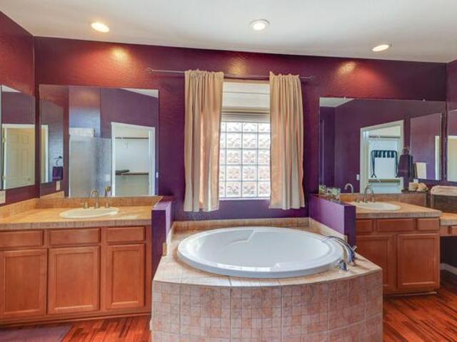 Large Modern Chandler Home w/ spacious rooms, w/ pool, exercise room, close to Winco