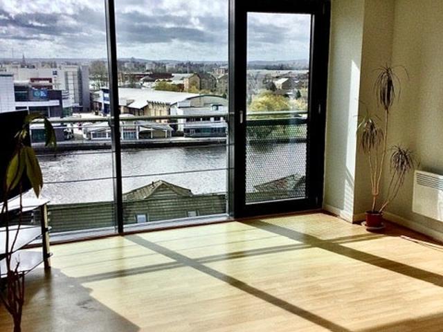 Large modern Flat lovely views of River Clyde