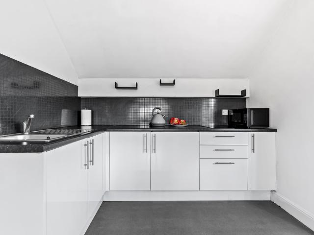 Large Modern Leeds Stay w/8 Private Ensuite Studio