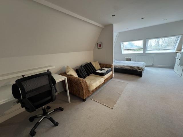 Large Modern Studio in Ealing Broadway
