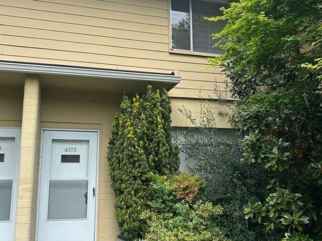 Large Newly Renovated 2 Bedroom Located in Laurel Crest Community!