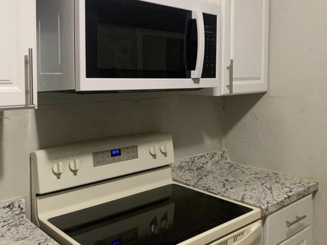 Large Oakland Park House with Dining area. Spaciou