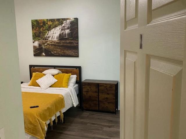 Large Oakleaf Condo w Private Bathrooms + TV + Wal
