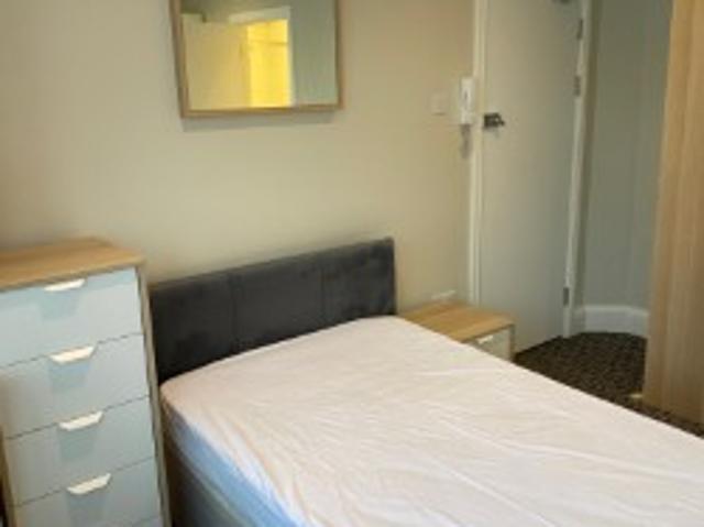 Large on suite room in Licenced H M O in Hornchurch close to all amenities