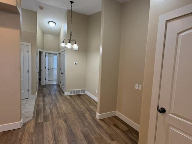 Large one Bedrom Corner unitPRIME Location!