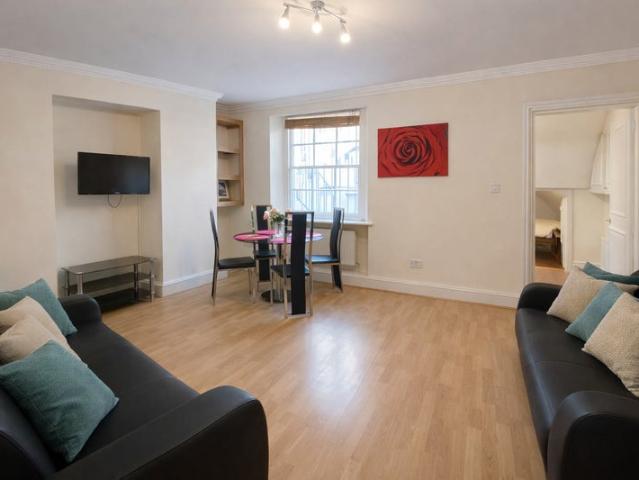 Large One Bedroom Flat with Spacious Living Room