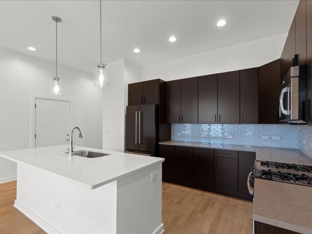 Large One Bedroom In the Heart of West Town
